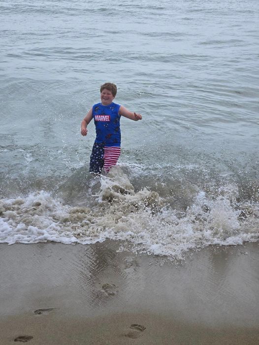 Mom issues warning as son, 10, collapses after playing in ocean - Everything
