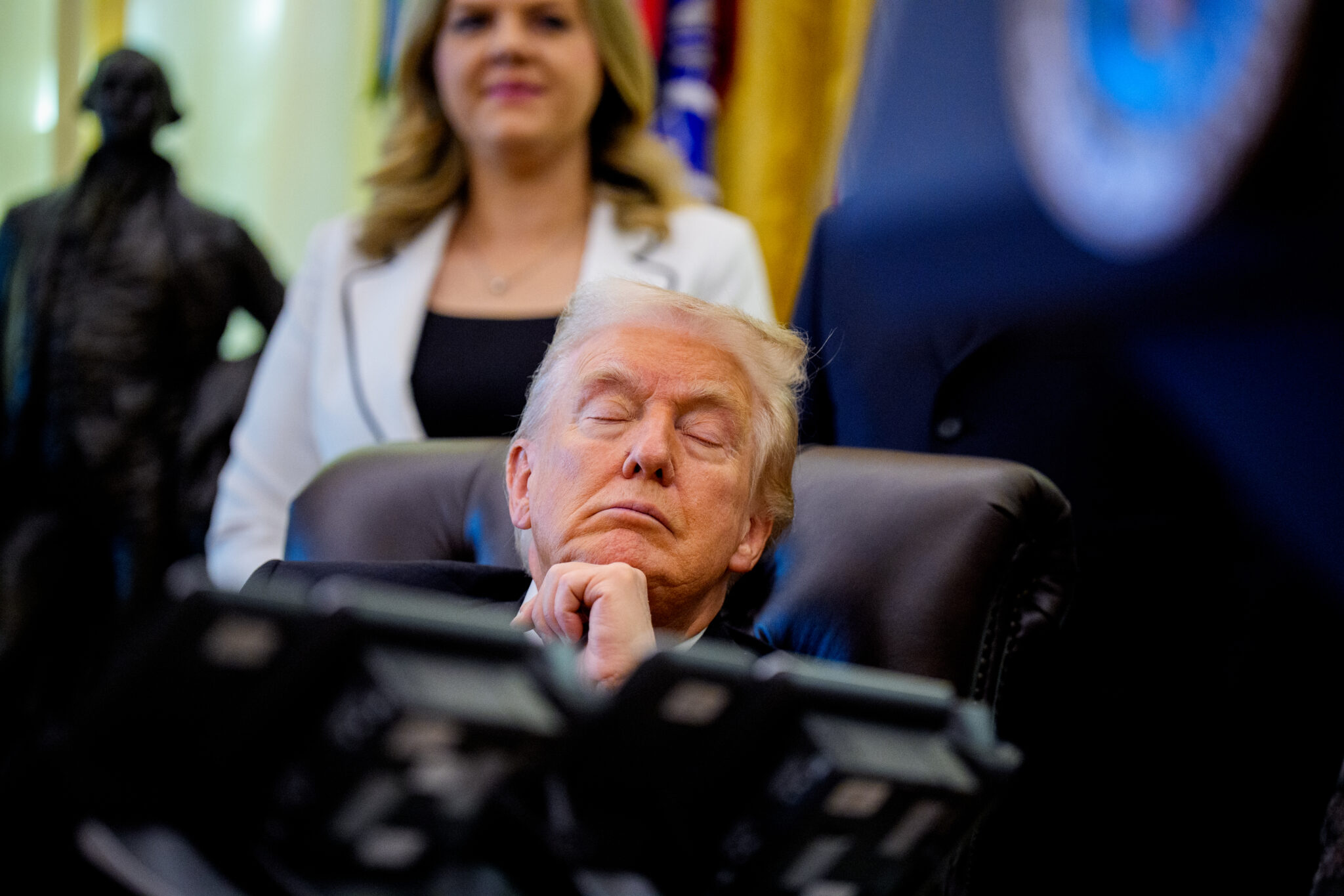 Trump mocked as ‘Dozy Don’ after photo – White House issues scathing ...